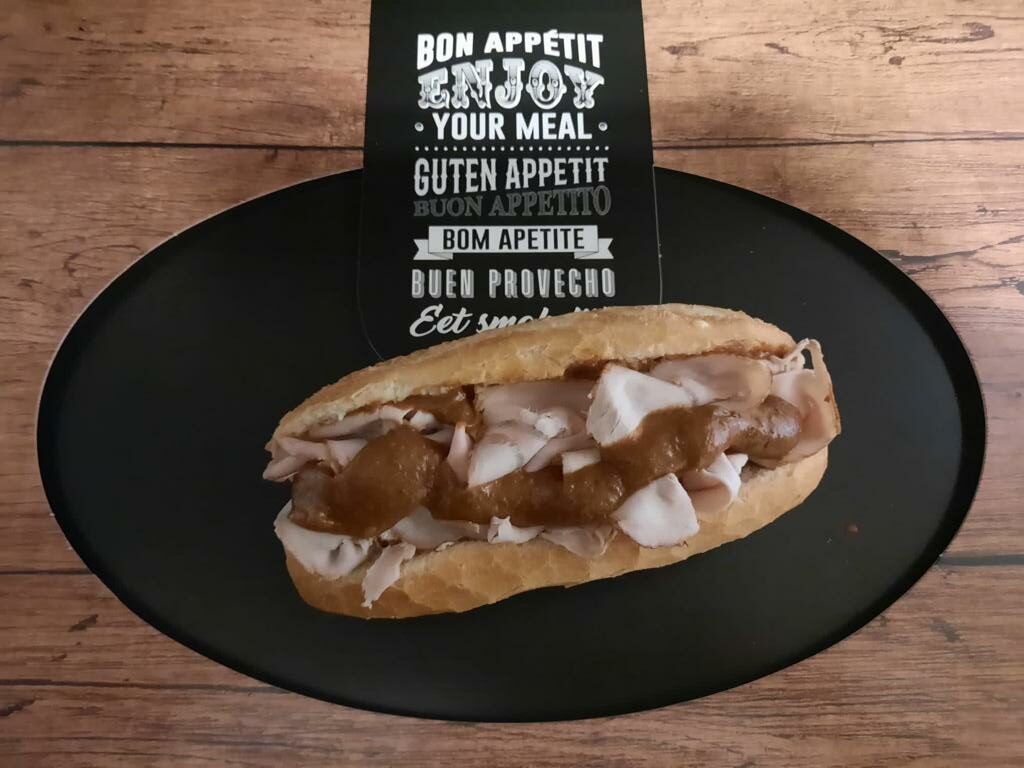 Broodje Warm Vlees met Satesaus – Broodje Vasum